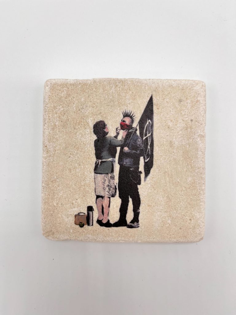 Banksy Tegel ‘Anarchist Punk and Mum’ – Kunst & Kadootjes