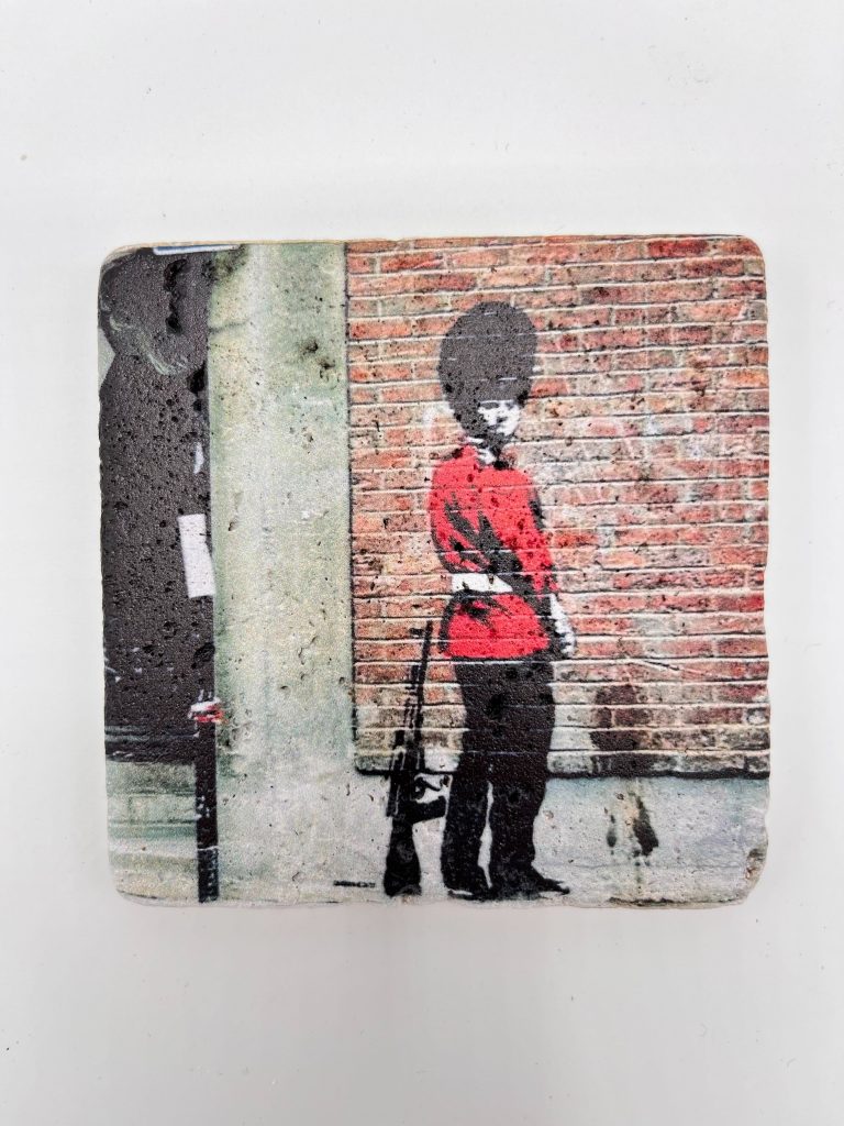 Banksy Tegel 'Queens Guard' | Kunst & Kadootjes